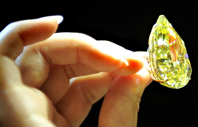 Найбільший у світі жовтий діамант проданий на аукціоні Sotheby's ...